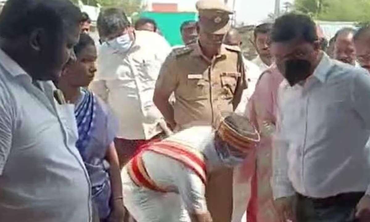 Assistant Carry District Collector's Shoes During Temple Visit In Tamil ...