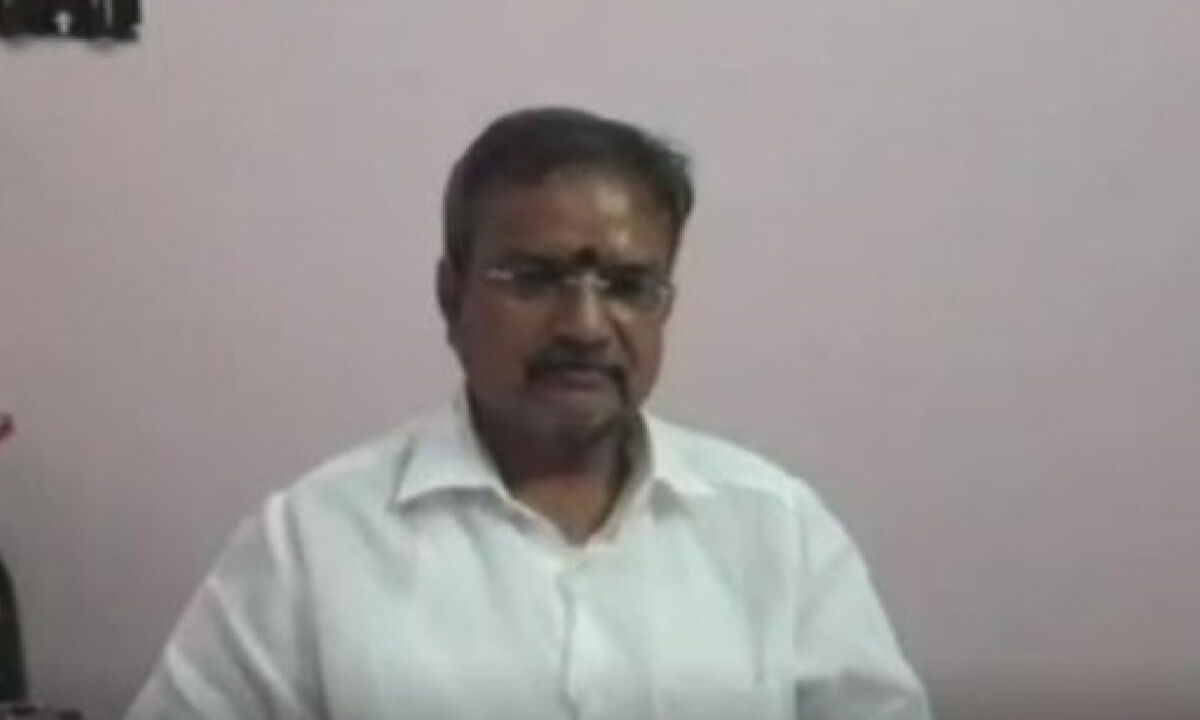 YS Viveka murder: Erra Gangireddy arrives at Nampally CBI court, likely to surrender