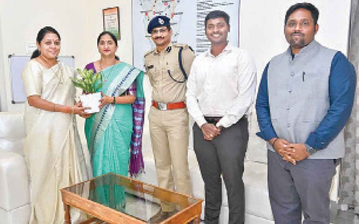 Rajamahendravaram: Collector Dr K Madhavi Latha calls on Principal District Judge Gandham Sunitha