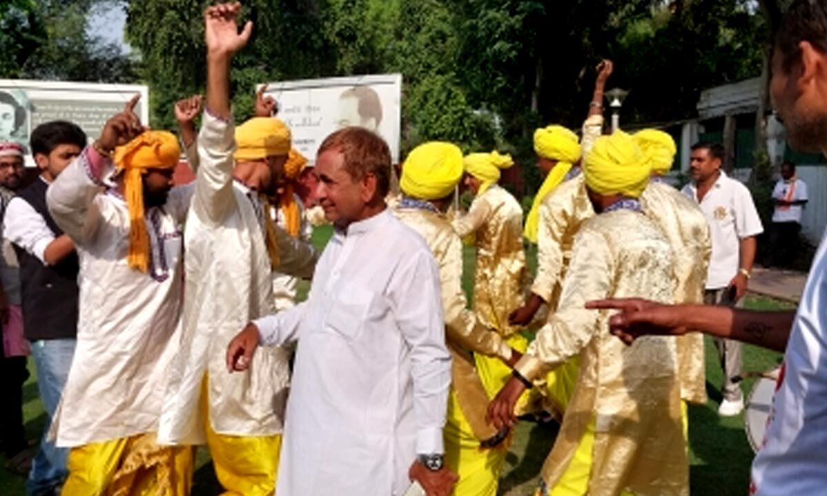 Congress headquarters wear celebratory mood as counting for Karnataka ...