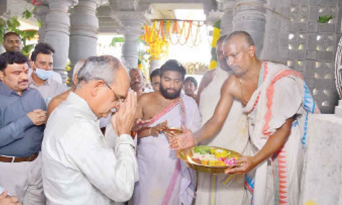 Bapatla: Chief Secretary K S Jawahar Reddy offers prayers at Sri ...