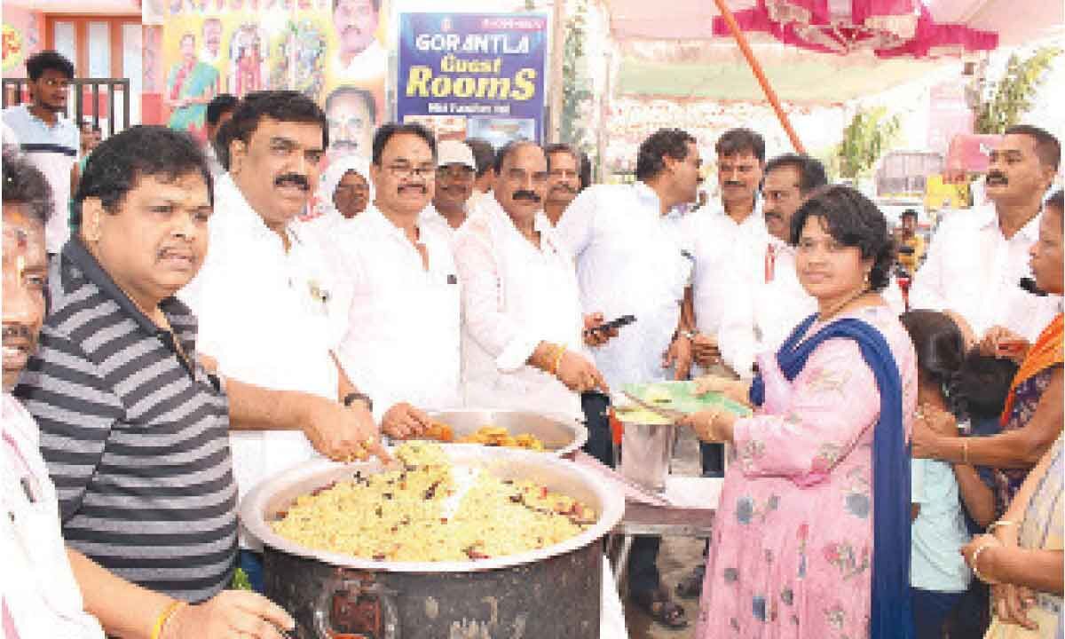 Gorantla: Food donation held in Gorantla village