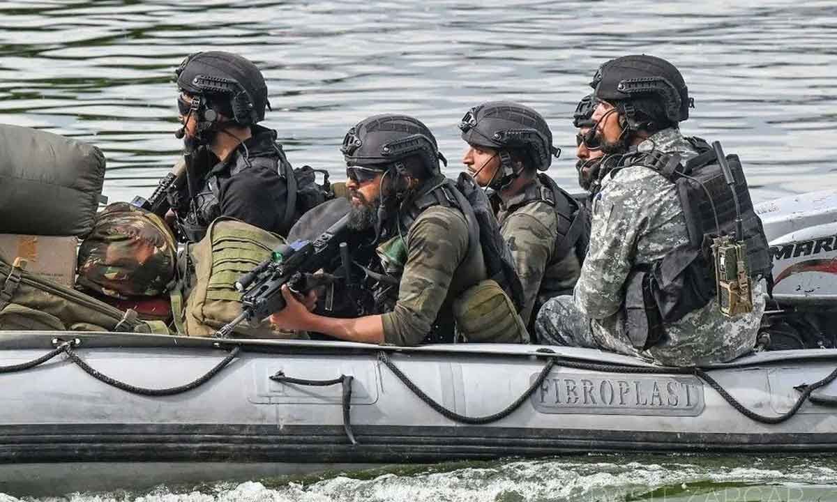 Marine commandos sanitise Dal Lake, NSG in Lal Chowk ahead of G20 ...