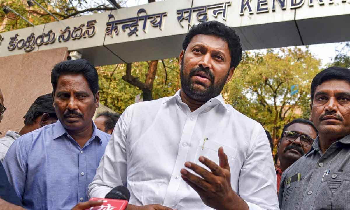 Kadapa: YSRCP men block roads to stop pursuit of MP Avinash Reddy by CBI