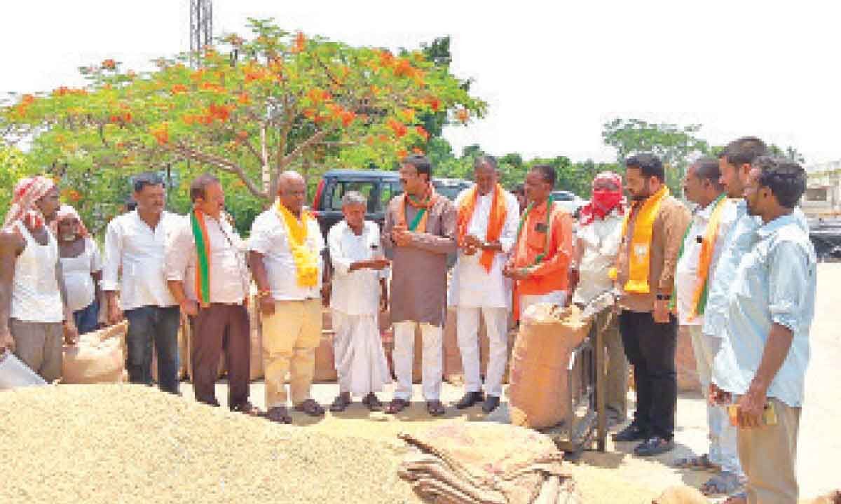 Rangareddy: BJP leaders visit market yard in Shadnagar