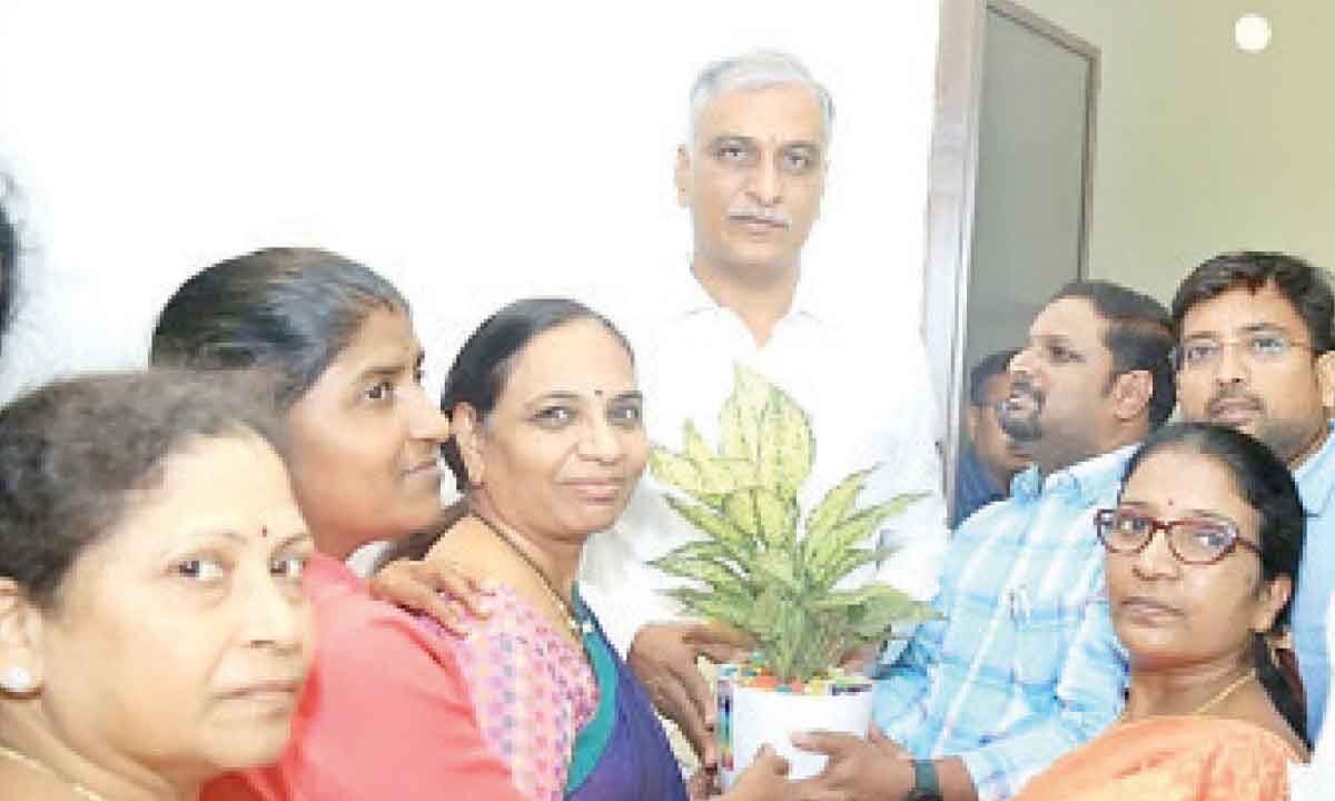 Hyderabad: Telangana Public Health Doctors Association representatives meet Health Minister T ...