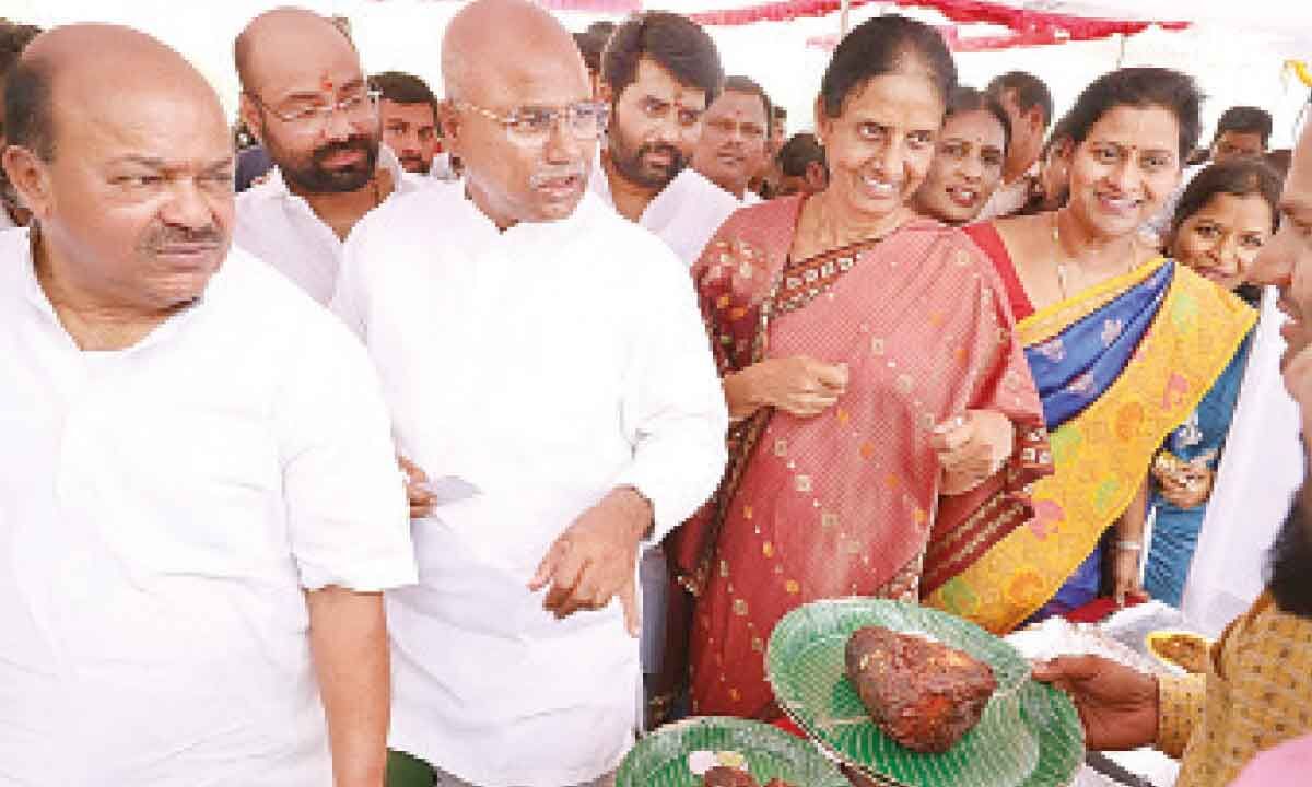 Education Minister Sabitha Indra Reddy inaugurates fish food festival