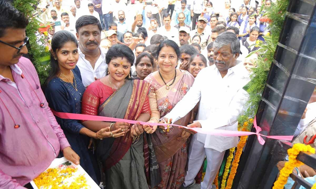 Hyderabad: Deputy Speaker T Padma Rao opens FoB at Tarnaka