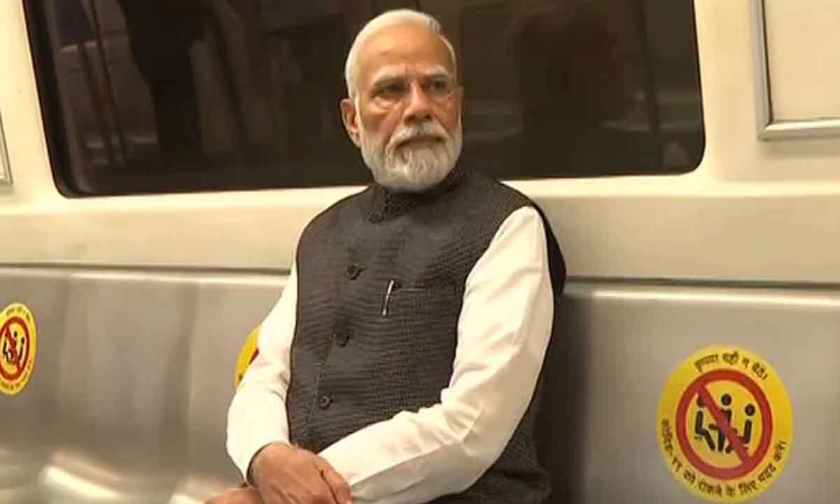 Watch The Viral Video Of PM Modi Traveling Through Delhi Metro To ...