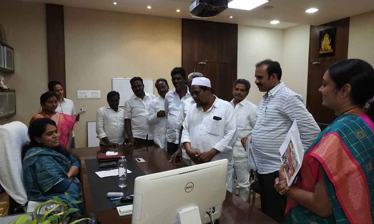 Guntur: Civic chief Kirthi Chekuri addresses corporators issues