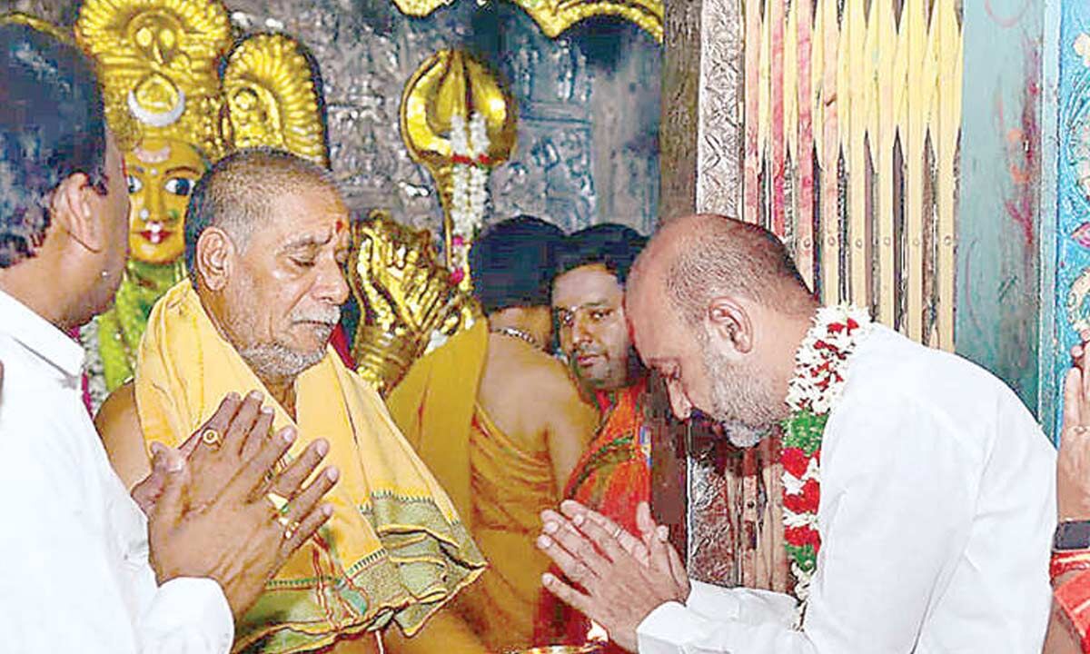 Telangana BJP chief visits Bhadrakali temple in Hanumakonda