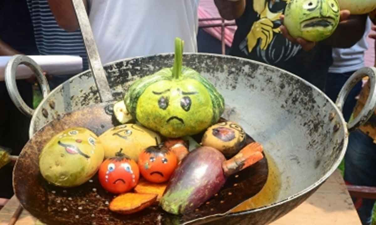 Tomato soars to Rs 150/kg in Delhi, household budgets take a hit