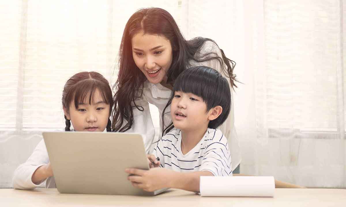 Parenting in Digital Age: Navigating Technology for Child Development
