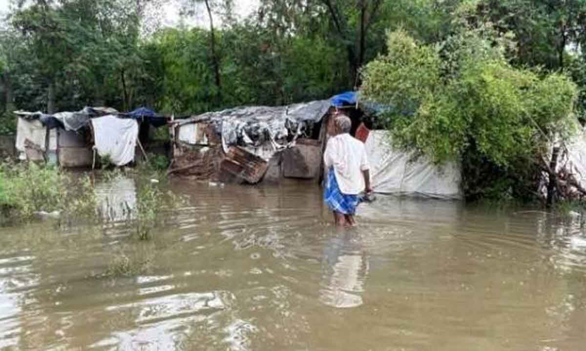 After inundating, Yamuna recedes slowly