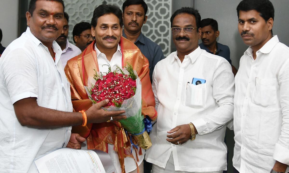 Grama Revenue Officers’ Assn leaders call on CM YS Jagan Mohan Reddy