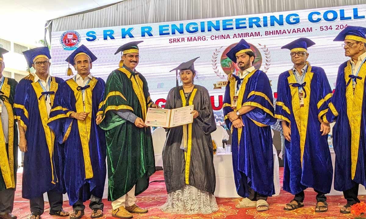 Bhimavaram: SRKR College organises graduation programme