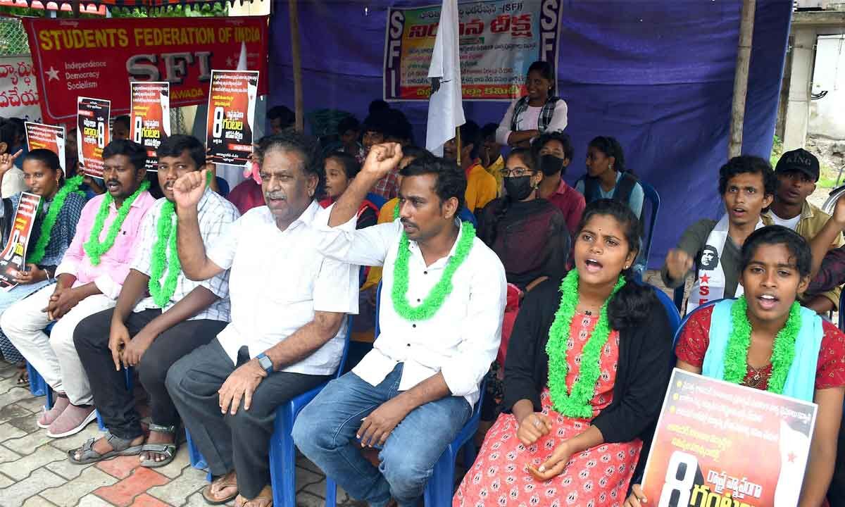 SFI demands distribution of textbooks