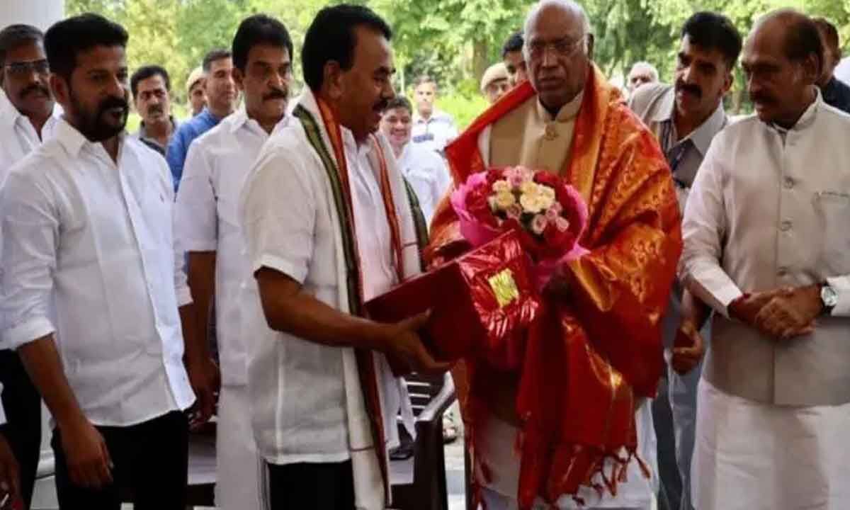 Supporters cheer as Jupally joins Congress