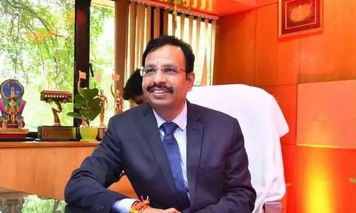 VC Sajjanar meets police, RTA officials on Dasara operations