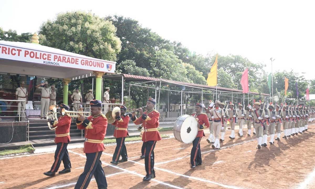 Kurnool: SP inspects 77th Independence Day parade rehearsals