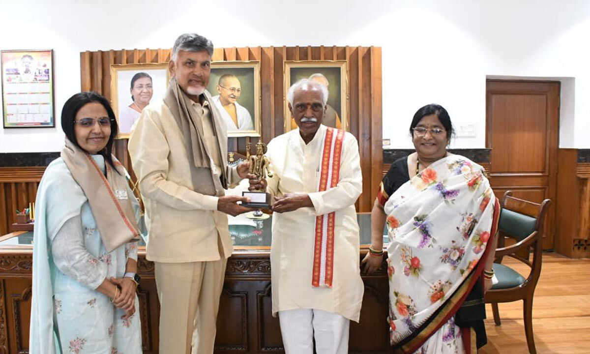 Chandrababu and his wife meets Haryana Guv Bandaru Dattatreya