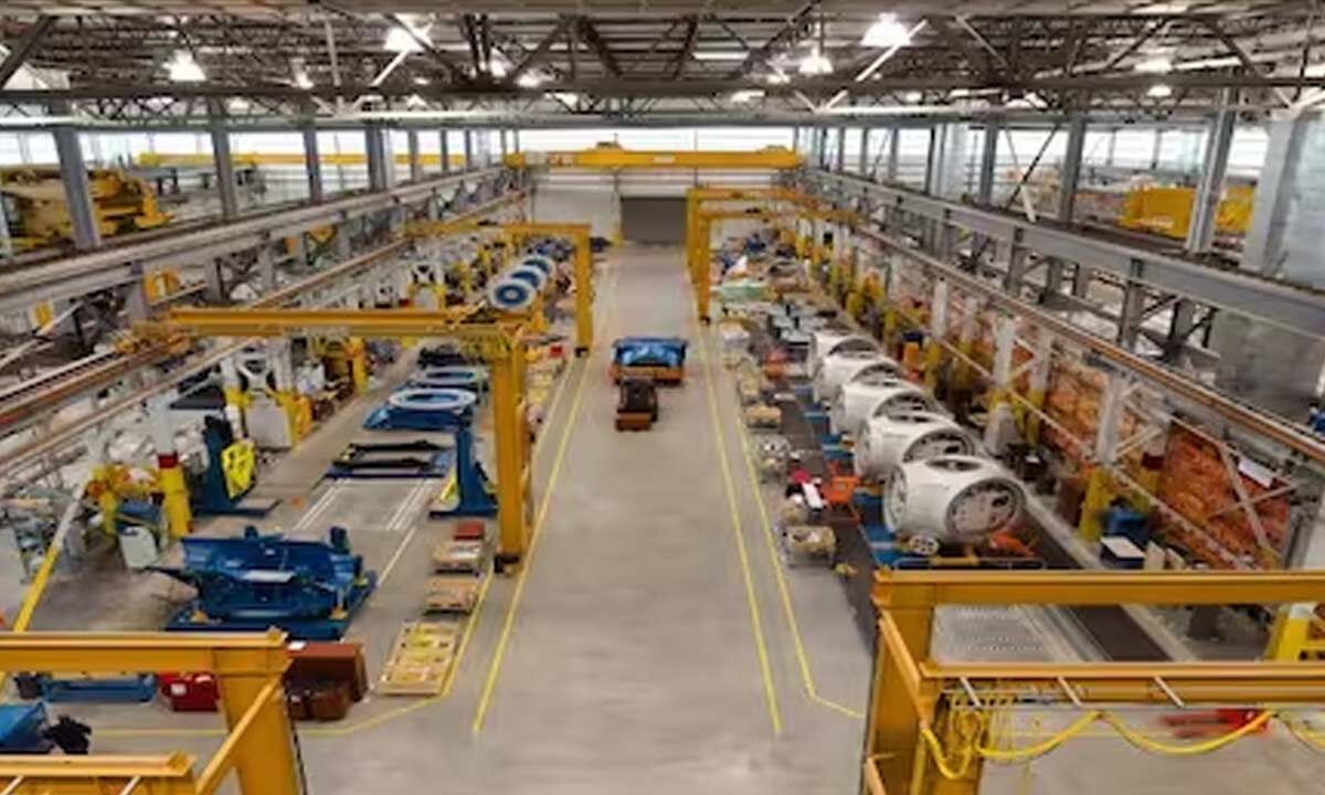 Manufacturing output rises on new orders in Aug