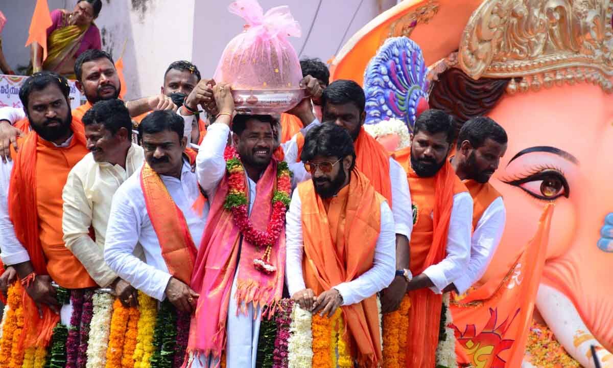 Dasari Dayanand Reddy gets Balapur laddu for whopping Rs. 27 lakh