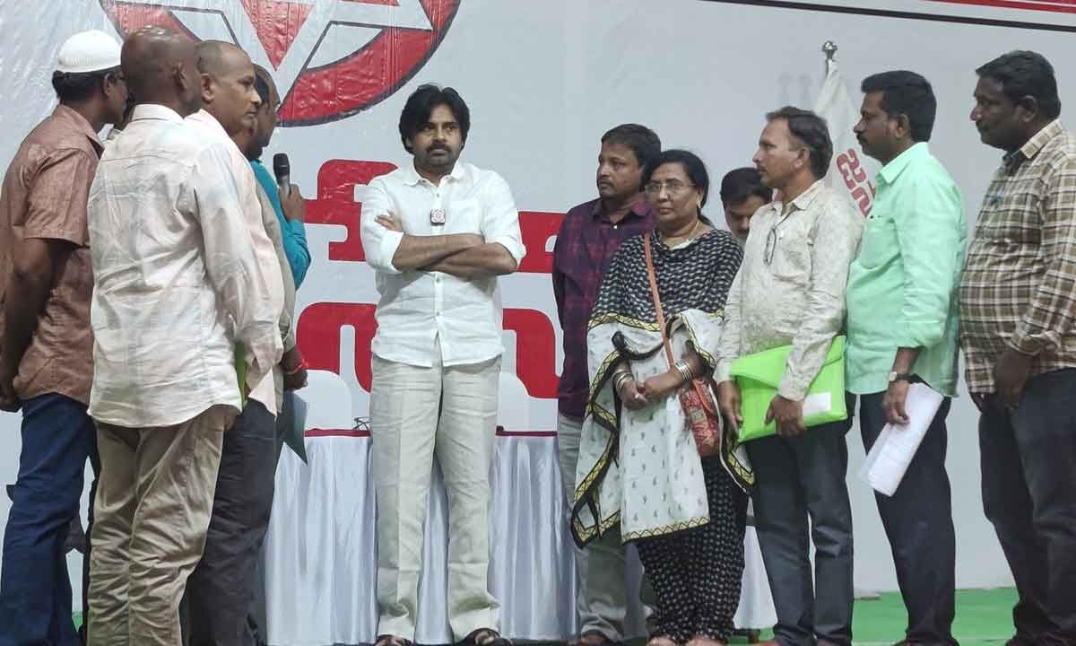 Pawan holds Janavani in Machilipatnam, addresses people's concern