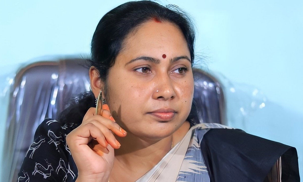 Jolt to BRS, Palakurthi ZPTC Kandula Sandhya Rani quits from party