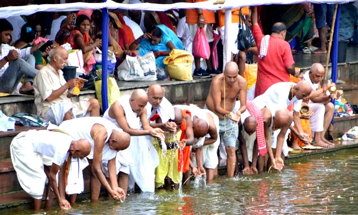 Pitru Paksha 2023: In Gaya, Pind Daan, made of Urad flour, is offered ...