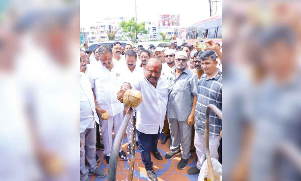 Karimnagar: Gangula launches BT road works