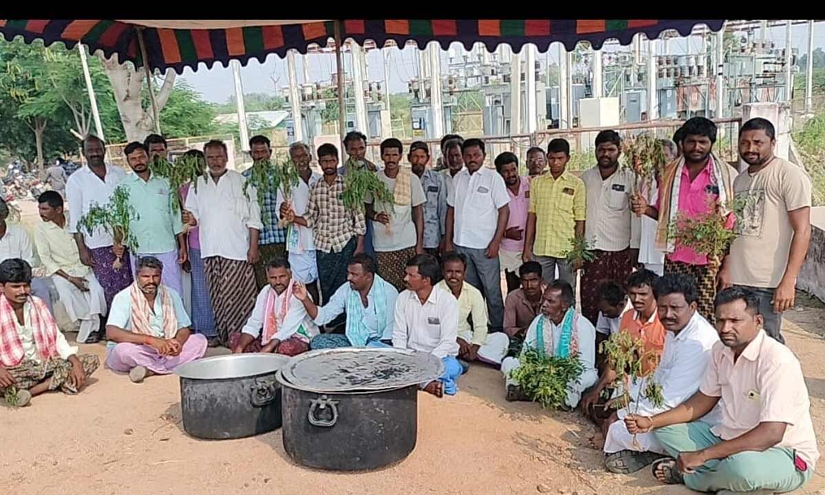 Farmers protest against the power cuts in Macharla ,Gattu mandal