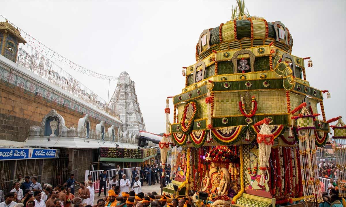 Govardhanagiridhara arrules on Pushpaka Vimanam