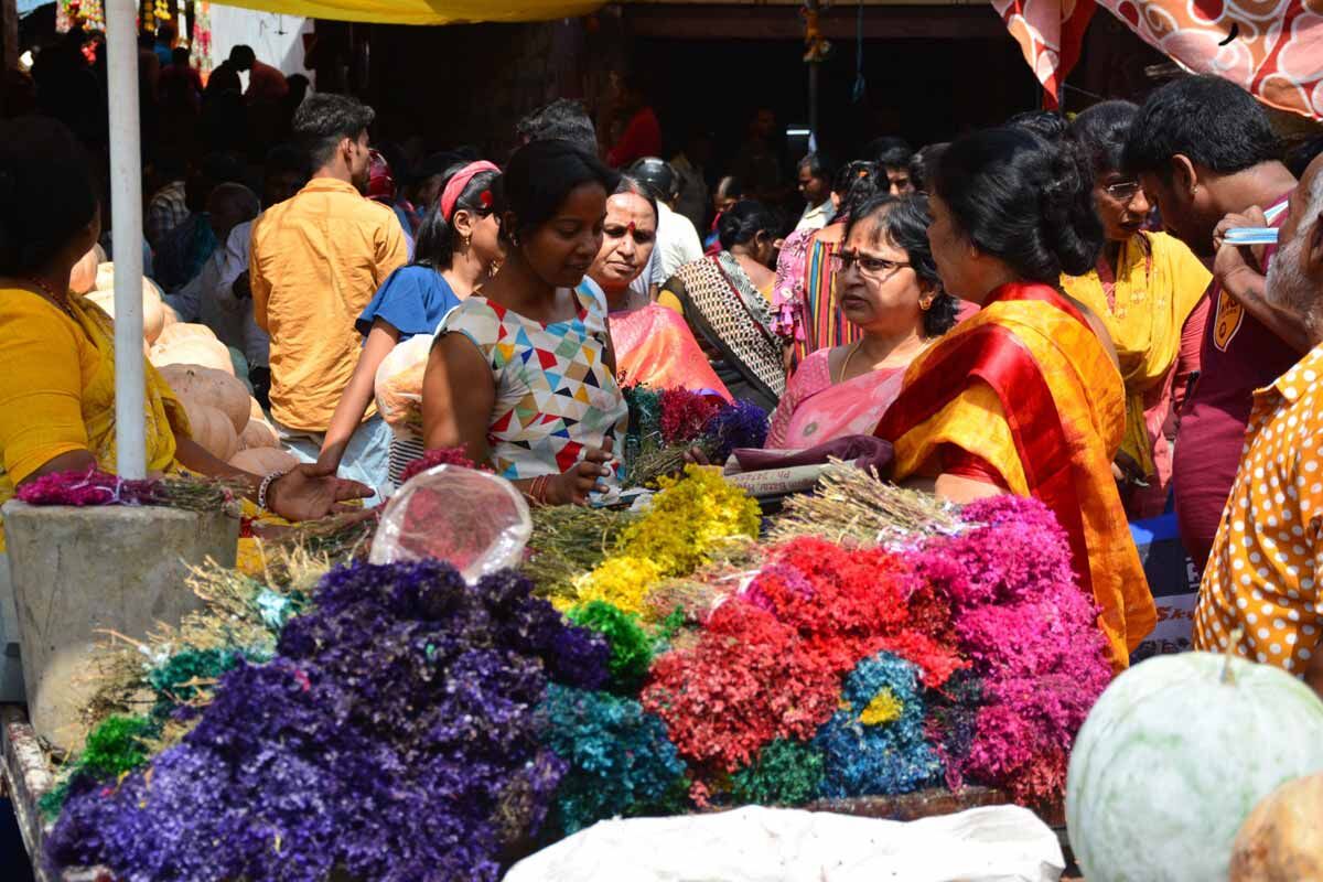 Flower markets seen busy with customers with Jam Pack buying flowers to ...