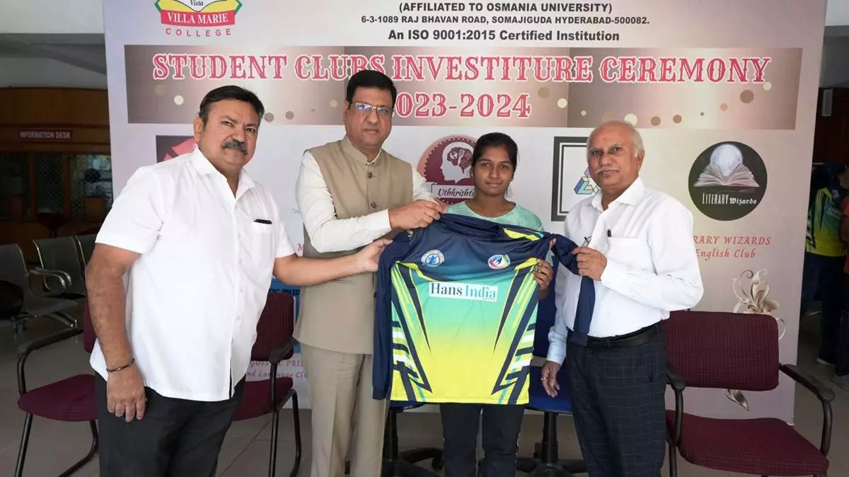 Subhash Aggarwal Philanthropist hands over jerseys to fistball players