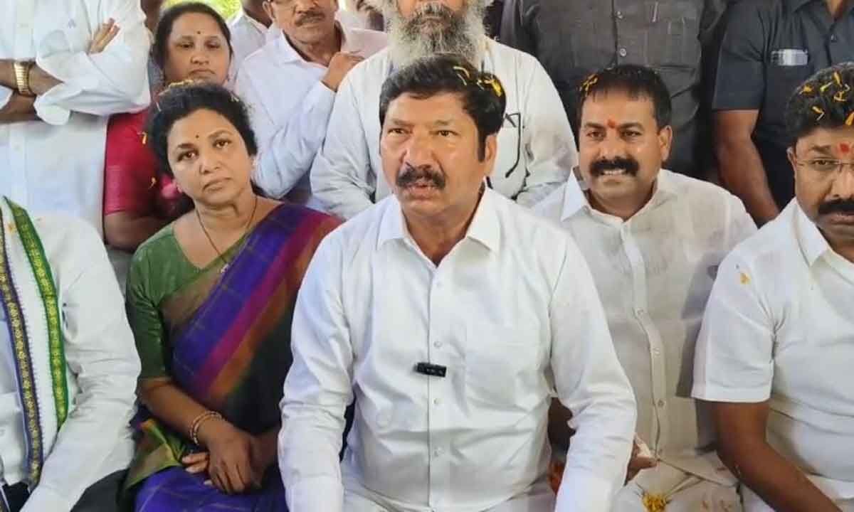 Minister Jogi Ramesh flags off Samajika Sadhikara Bus Yatra