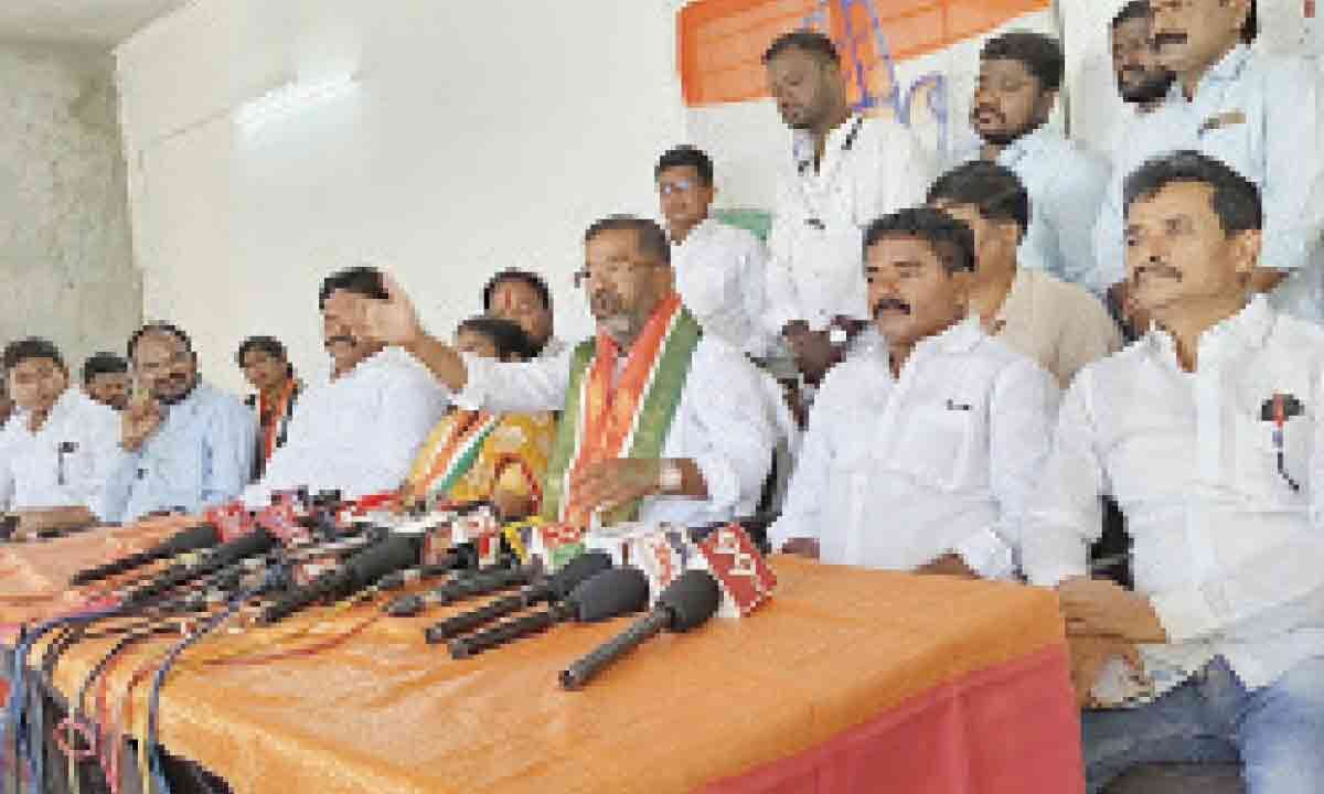 Warangal: Naini Rajender Reddy dares Vinay to take oath