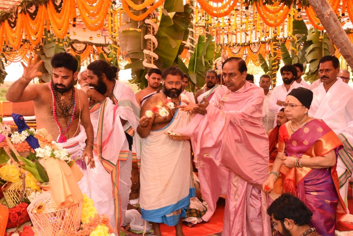 KCR performs Chandiyagam at his farm house in Erravalli