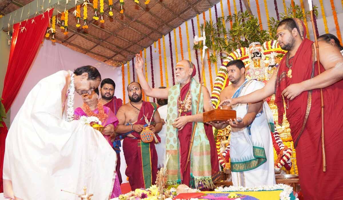KCR Couple performs Yantra Pooja as part of Rajasyamala Yagam