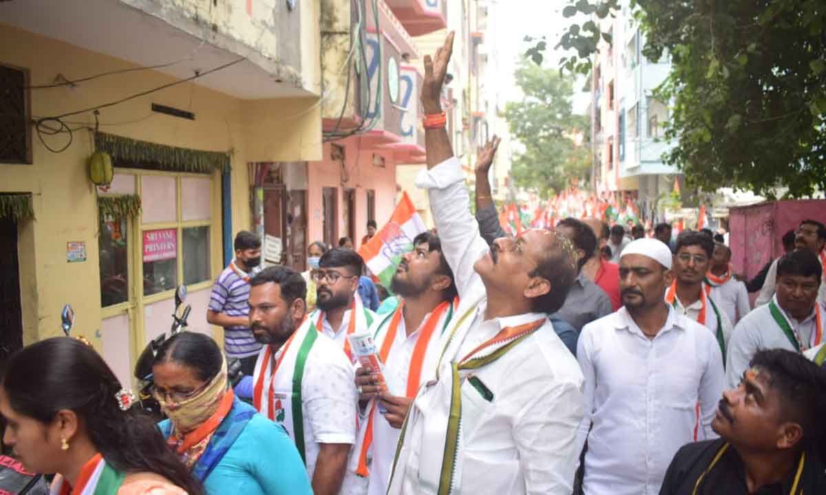 Kukatpally Congress candidate campaigns in Balaji Nagar, learns people ...