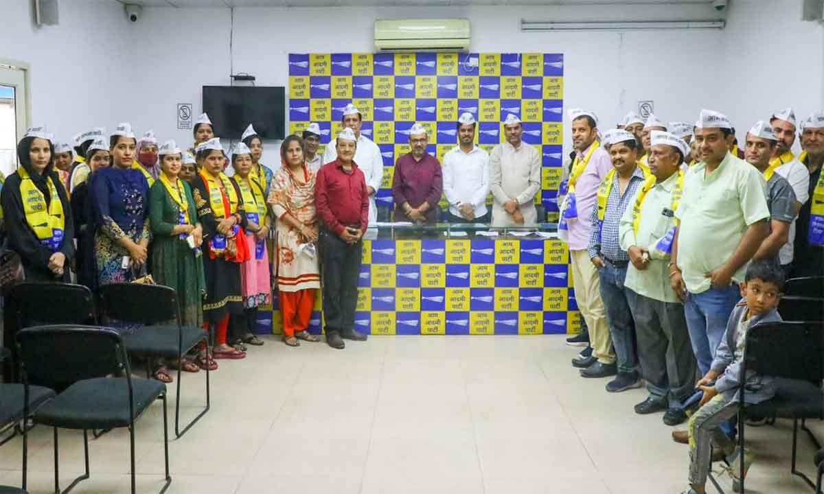 Dilip Pandey warmly welcomed many Congress leaders into the Aam Aadmi Party