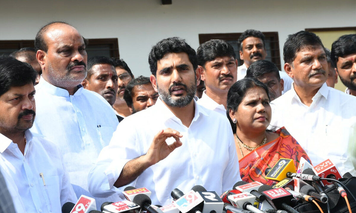 TDP general secretary Nara Lokesh . addressing the maida at out side Raj bhavan along with party ...