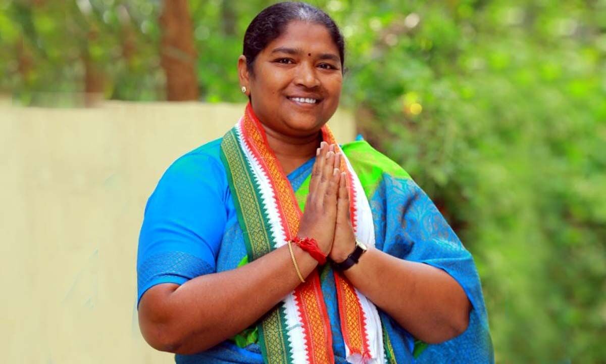 Seethakka asks people to stand by her once again in Mulugu
