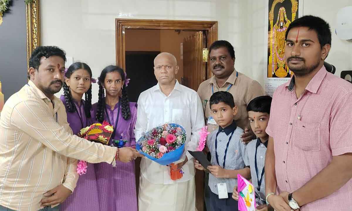 Tirumala: Students extend Diwali greetings to TTD EO