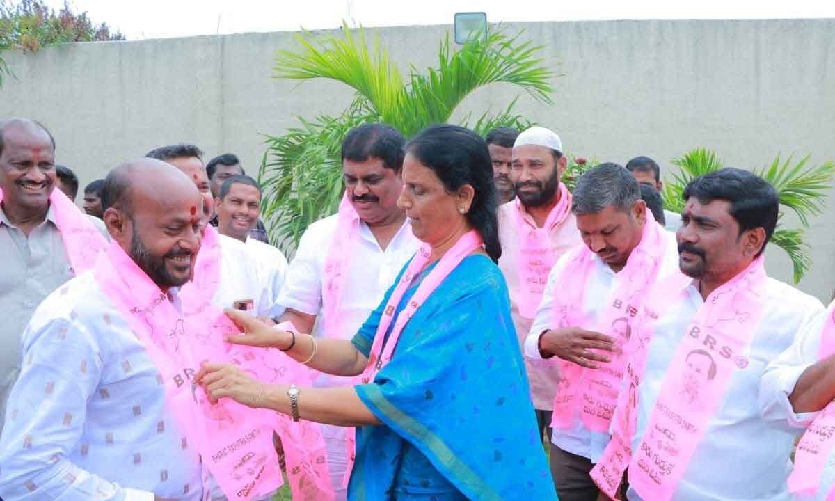 Leaders, activists rally behind Sabitha