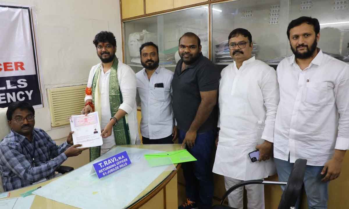 Naveen Yadav files nomination for Jubilee Hills