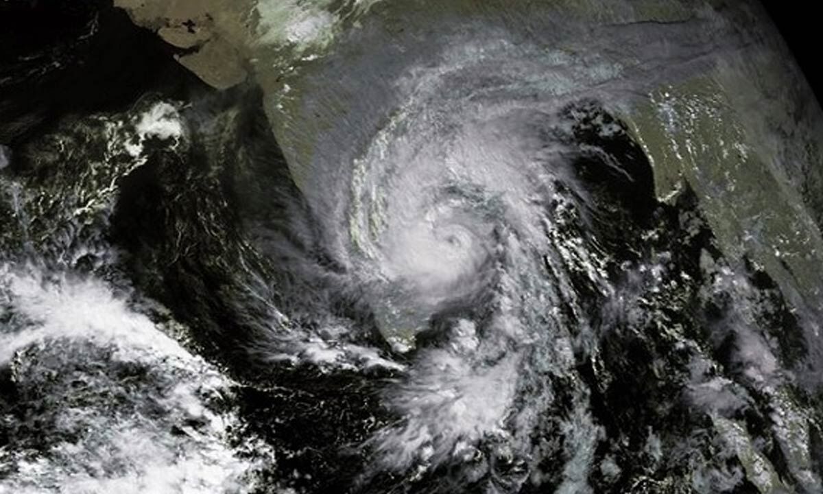 Cyclone Michaung makes landfall near Bapatla, winds with speed 90 km ...