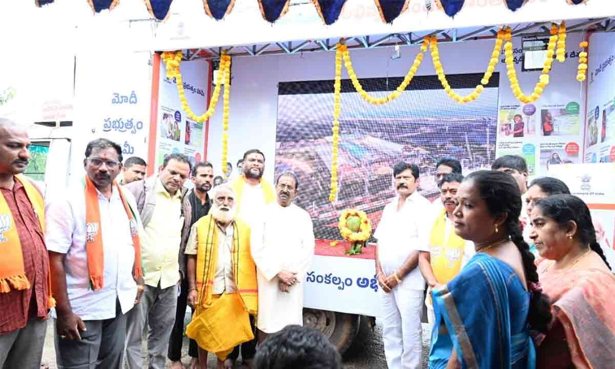 Rajamahendravaram: Somu Veerraju explains Central schemes to public