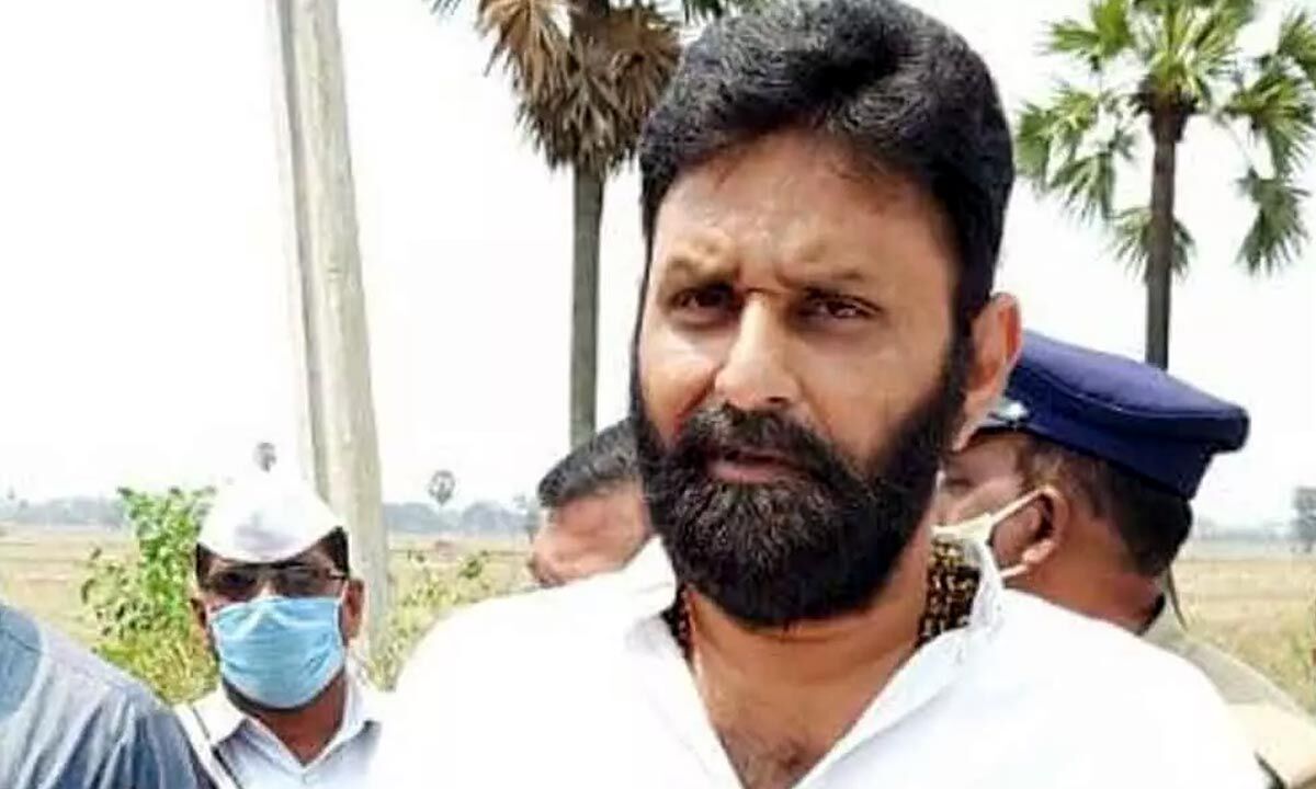 Kodali Nani visits Cyclone affected areas in Gudivada, assures of govt ...