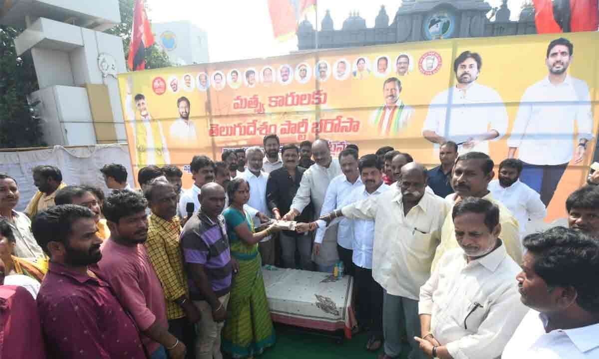 Visakhapatnam: TDP extends financial help to fishermen who suffered loss